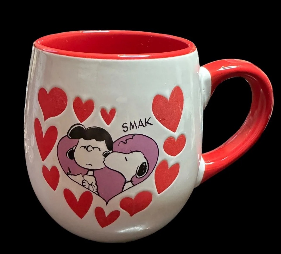 Peanuts “SMAK” Snoopy Kissing Lucy Valentines Day Coffee Mug NWOT Hearts