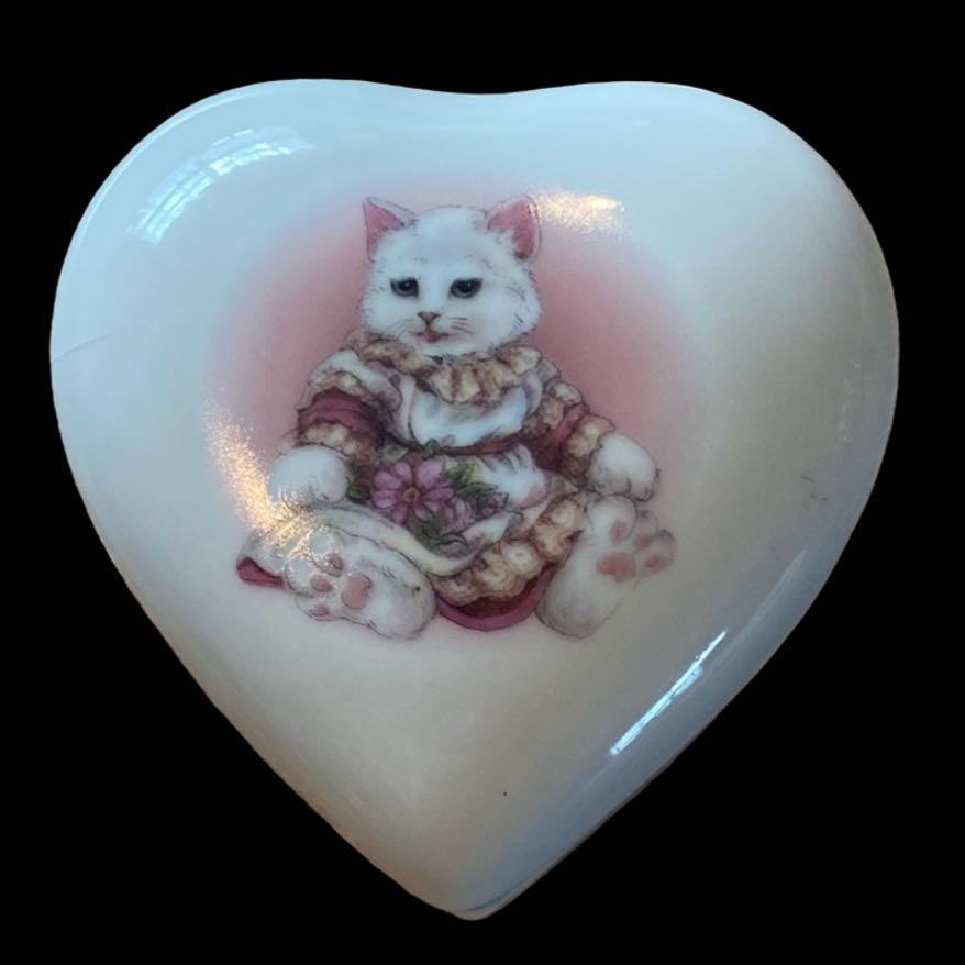 Vintage Adorable Kitty Cat Heart Shaped Trinket Box 😻