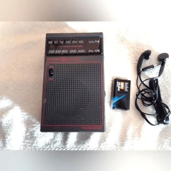 General Electric 7-2582G FM AM Vintage Portable Transistor Radio + Ear Buds