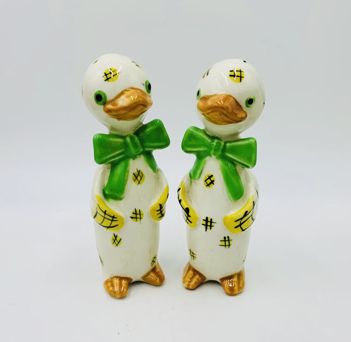Vintage Salt Pepper Shaker Japan Kitsch Anthropomorphic Ducks W Bows 4. ...