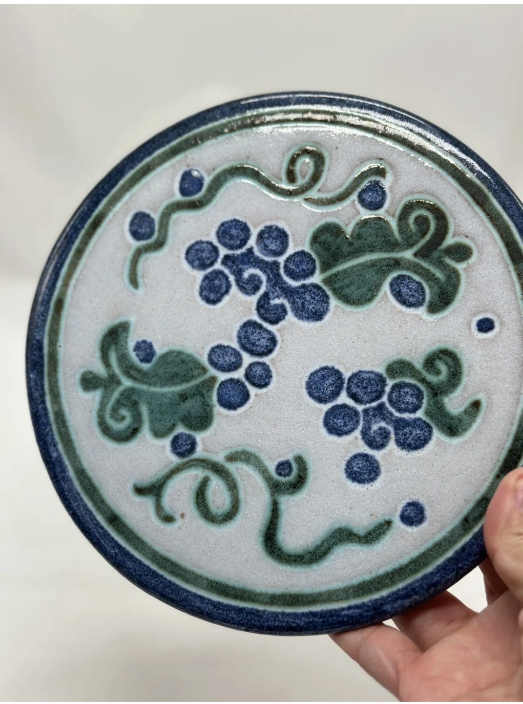 Vintage Art Pottery Lisa Glaser ‘88 Signed Wall Plate Or Trivet Grapes