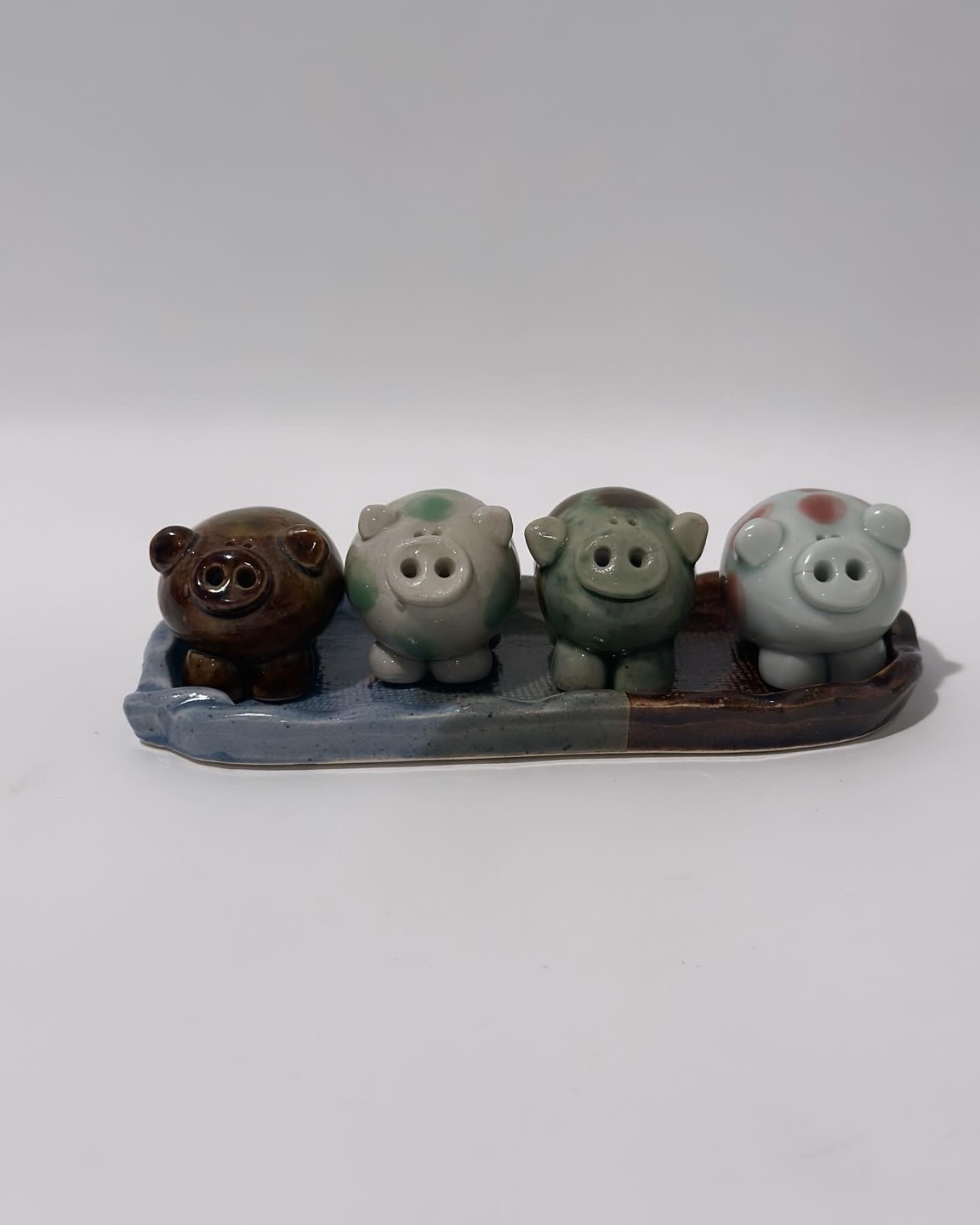 Vintage Ceramic Pig Family Of 4 On Tray Multicolored Spotted Pigs