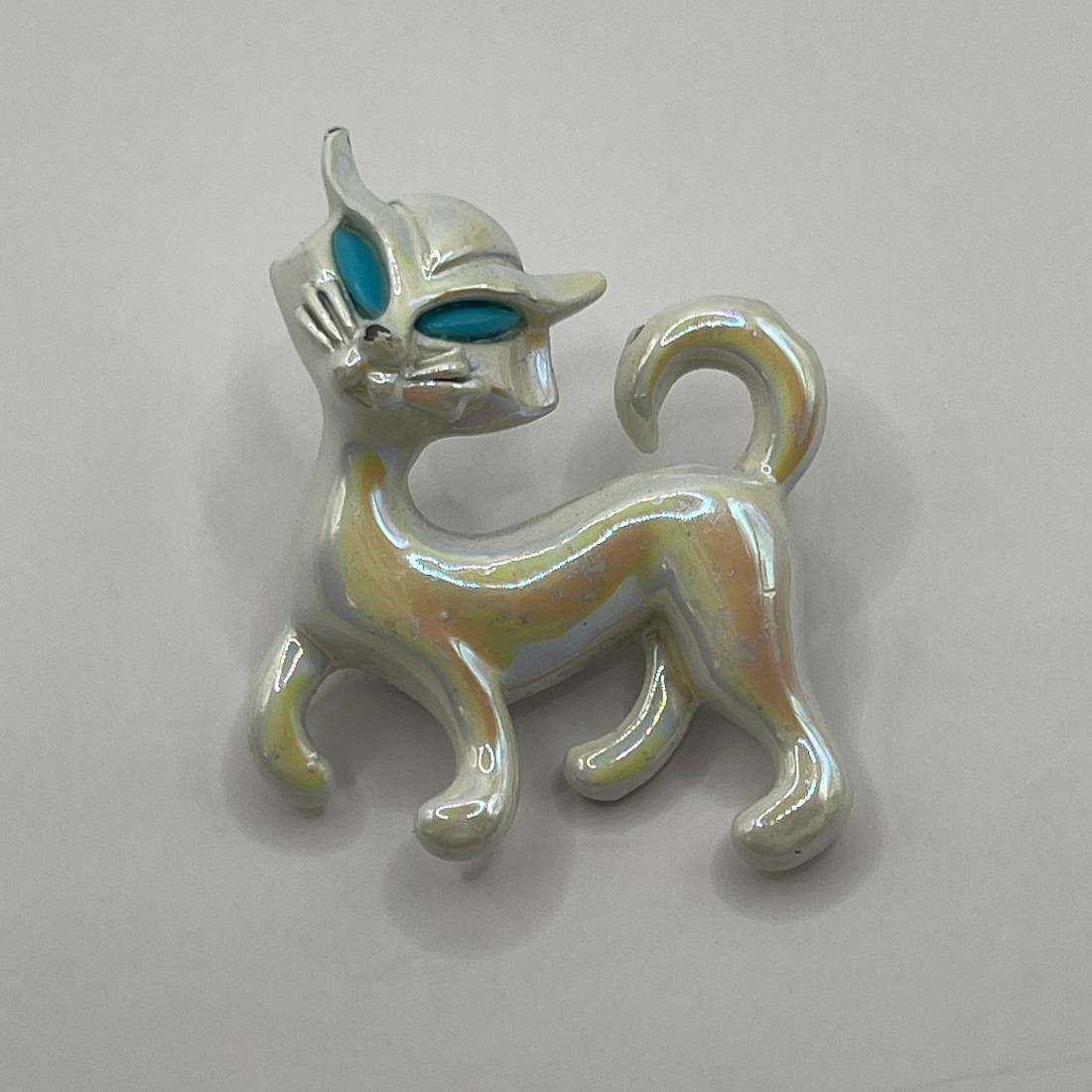 Vintage Pearlescent White Enamel Cat Pin w/ Blue Eyes
