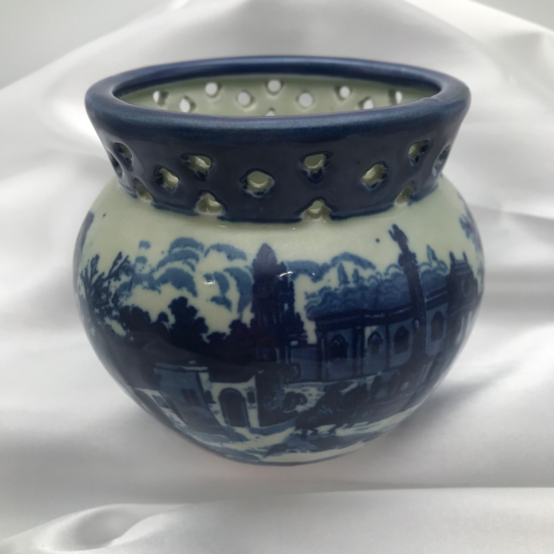 Victoria Ironstone Blue Willow Pot