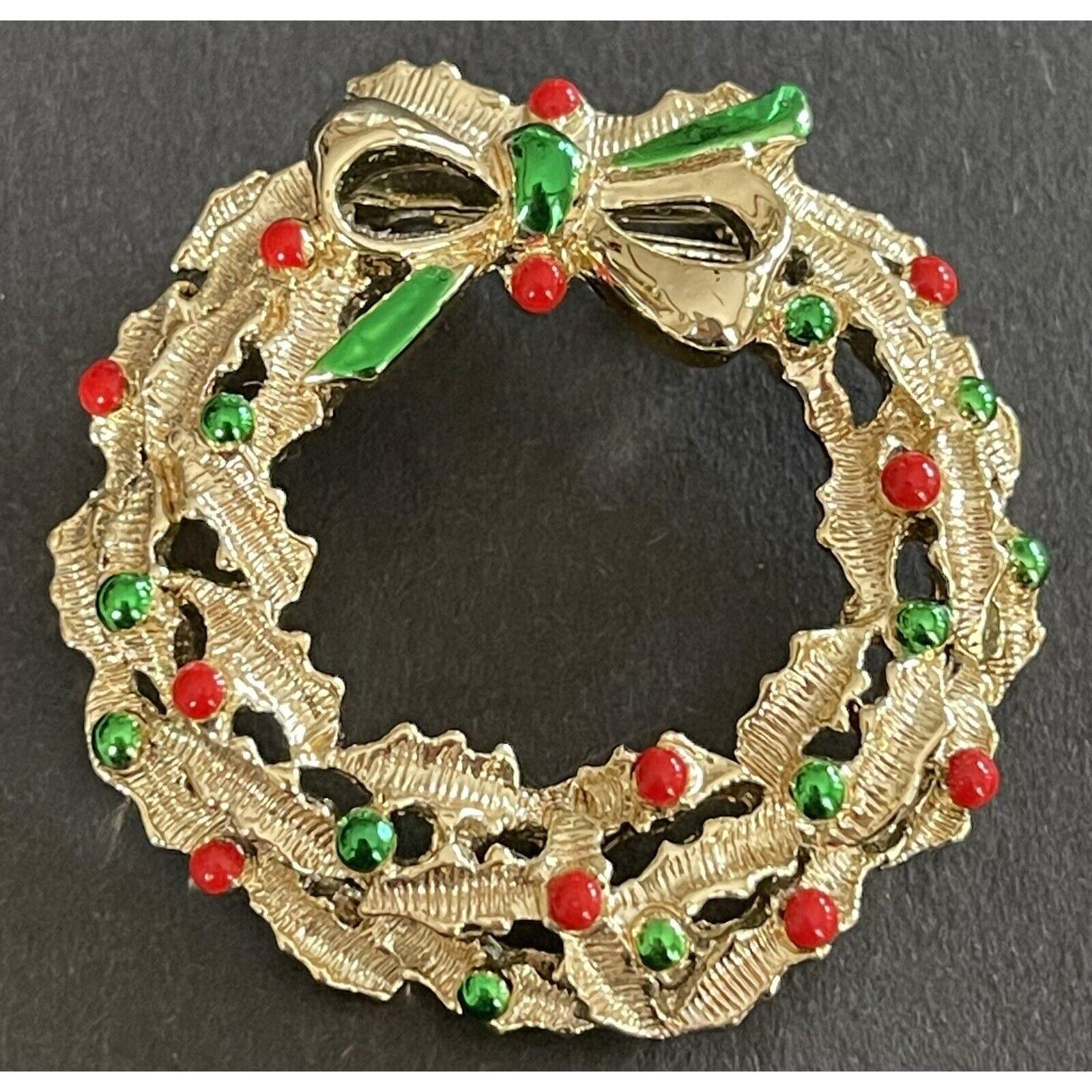 VINTAGE GERRY’S CHRISTMAS WREATH BROOCH Pin Gold Tone Red Green Bow ...