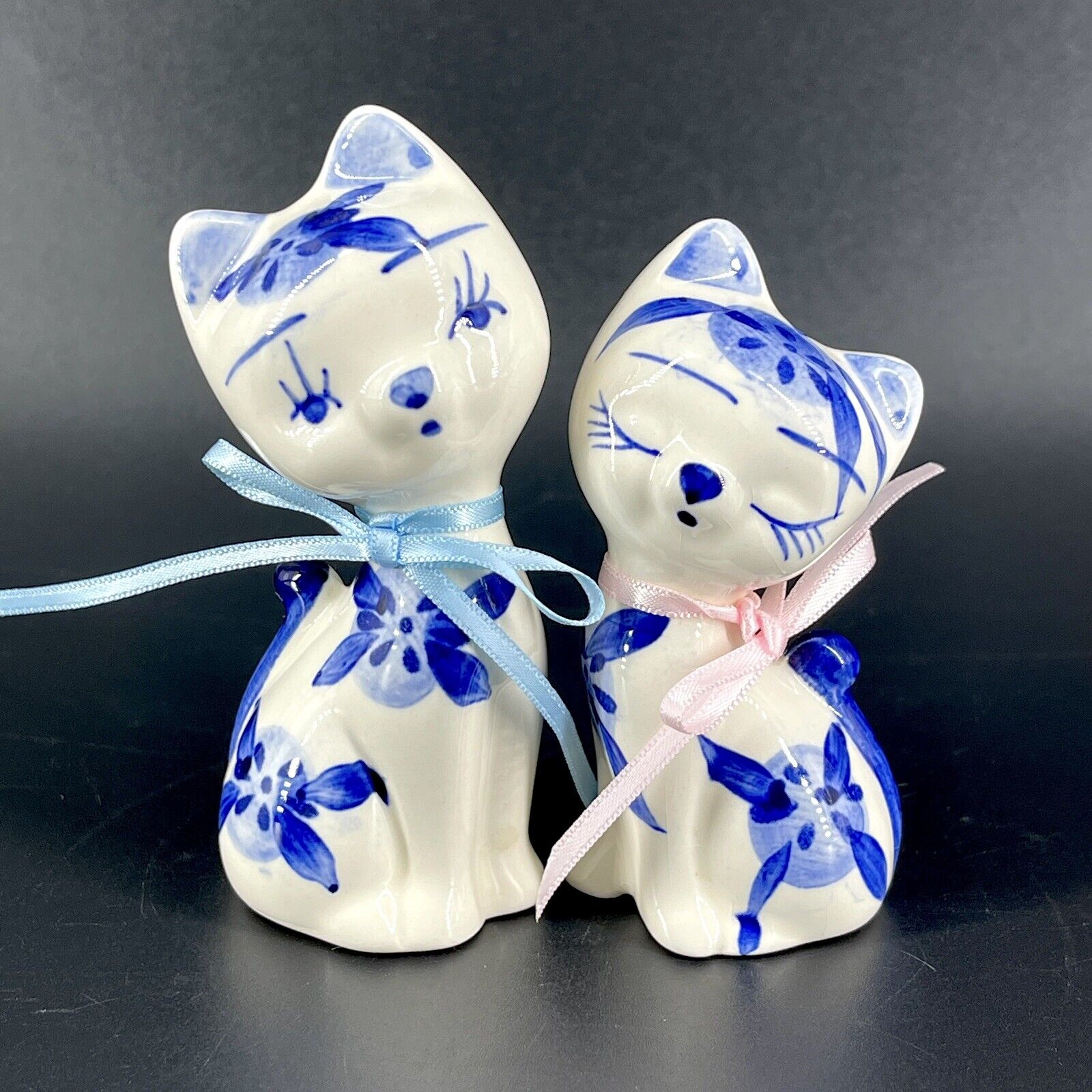 PAIR VTG ELESVA DELFT BLUE HOLLAND TRUE LOVE CAT FIGURINES BLUE & WHITE EUC