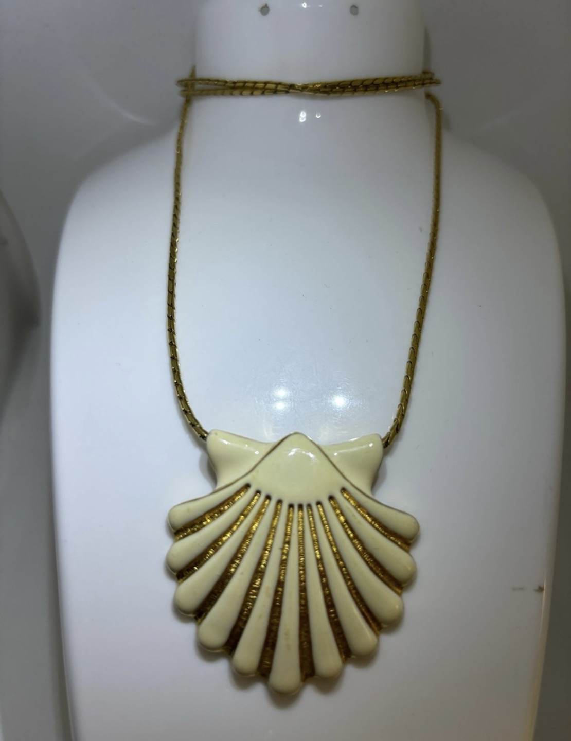 Vintage 1970’s Monet Enamel Shell Necklace