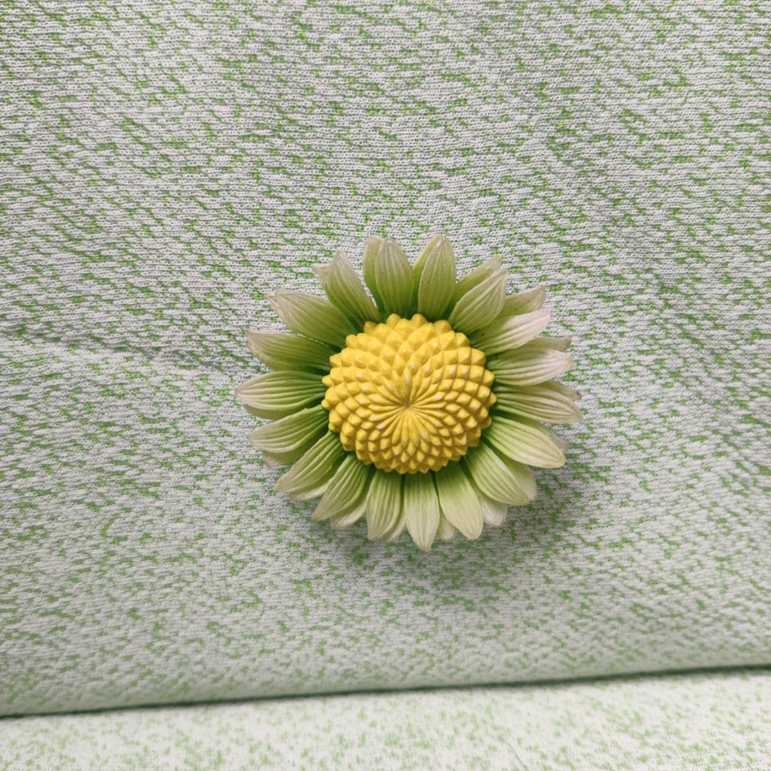 Green Daisy Pin
