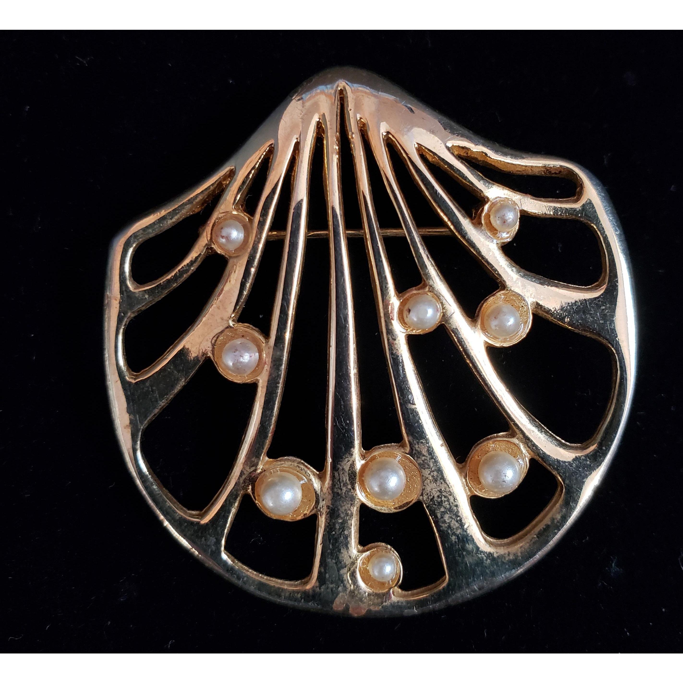 Vintage Gold Tone Seashell Clam Brooch With Faux Pearls 1.75"