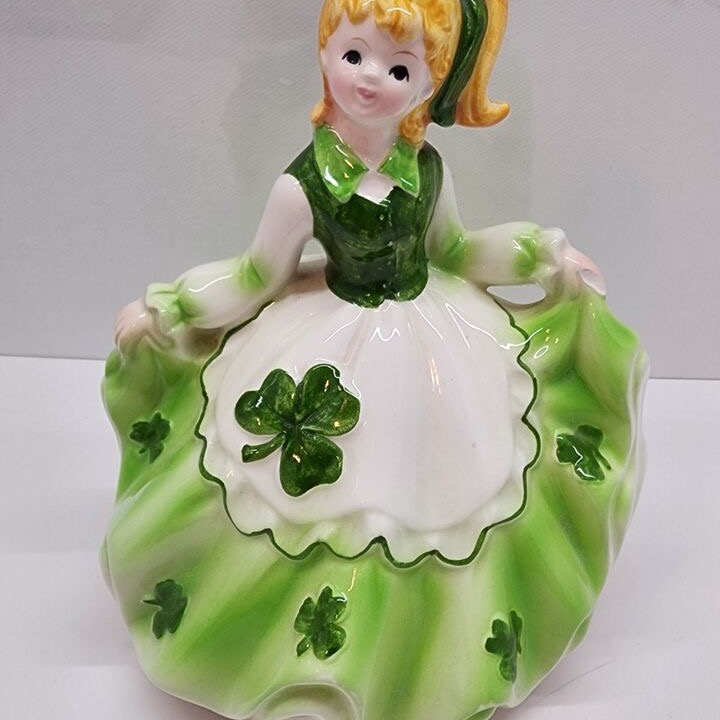 1985 Lefton Porcelain Irish Dancing Shamrock Girl Music Box* Figurine 6" H
