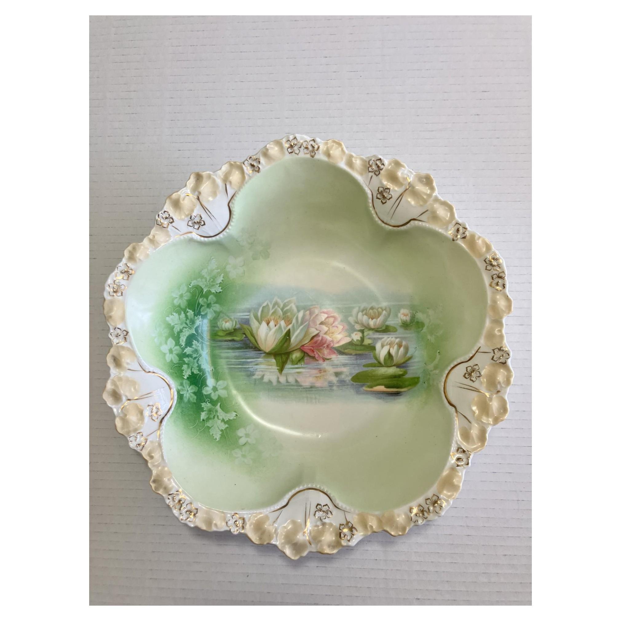 Reflecting water lilies berry bowl