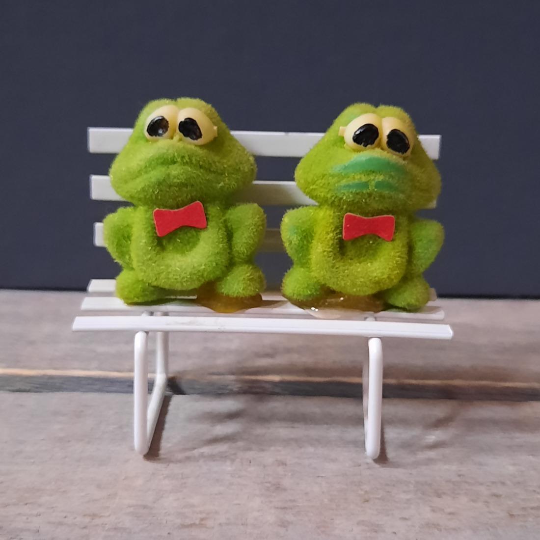Vintage Russ Berrie Pixie Town Flocked Frog Couple on Bench