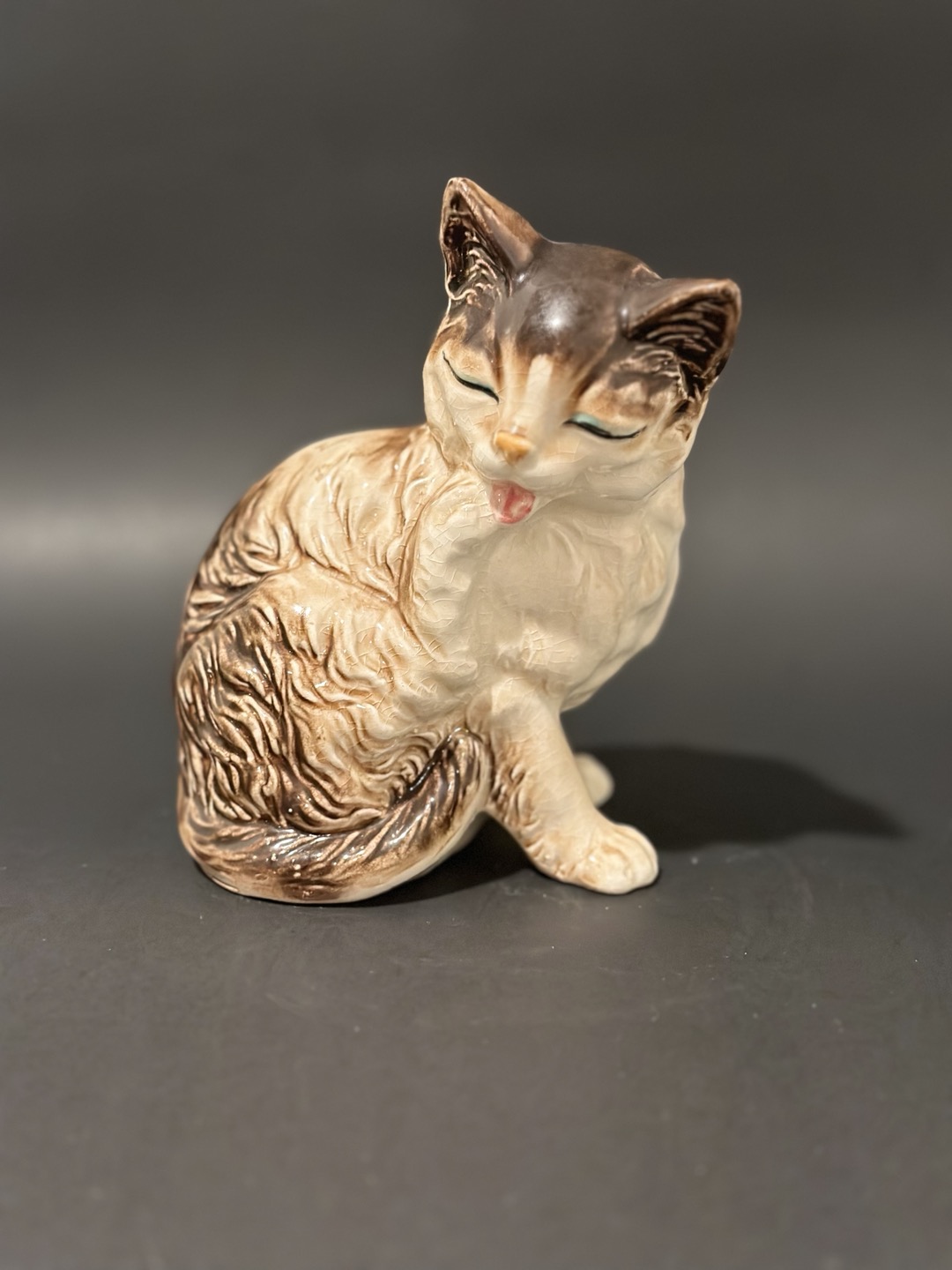 Vintage Enesco Cat Kitten Figurine Brown Glossy Licking Paw 5” Tall