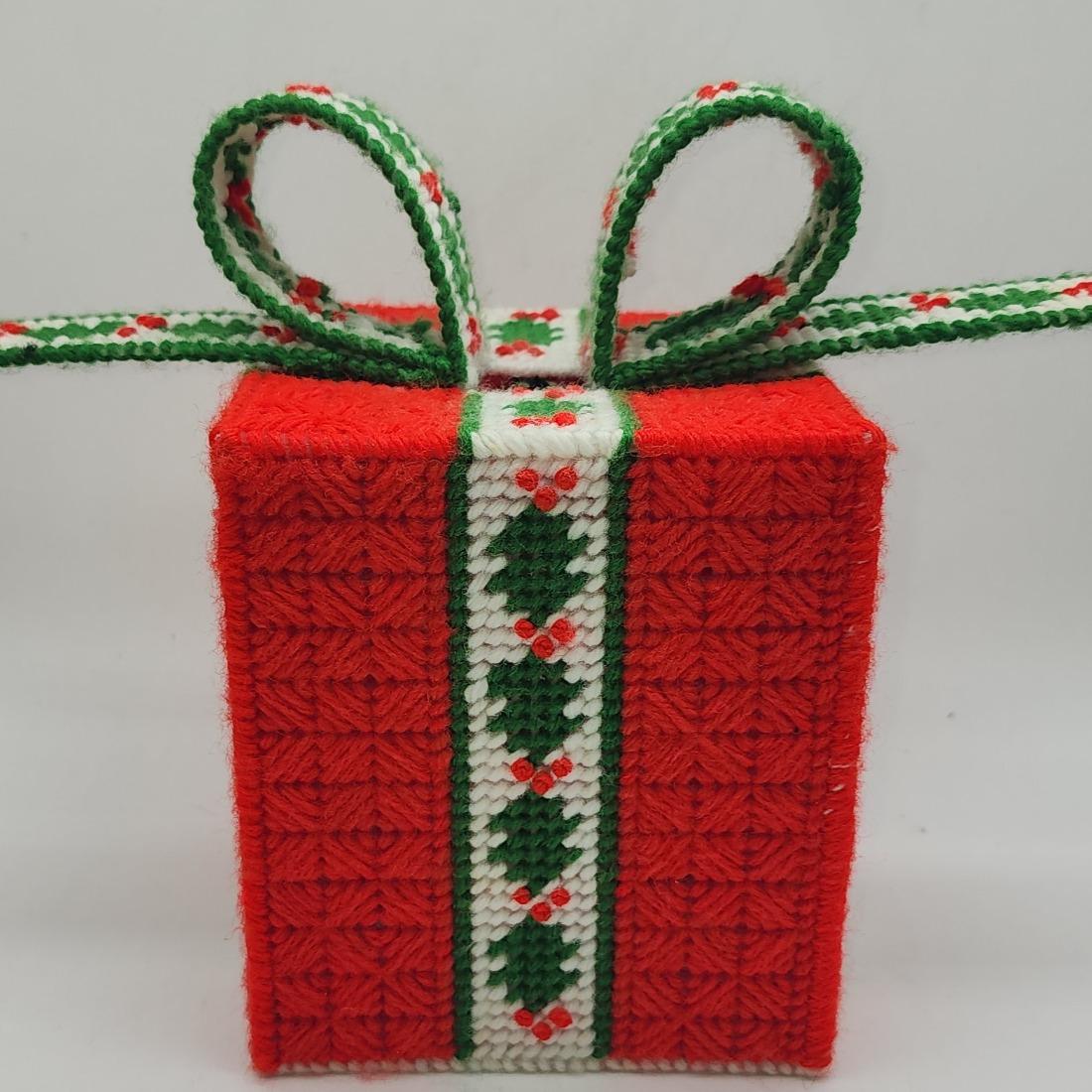 Vintage Handmade Red & Green Christmas Holiday Plastic Canvas Tissue ...