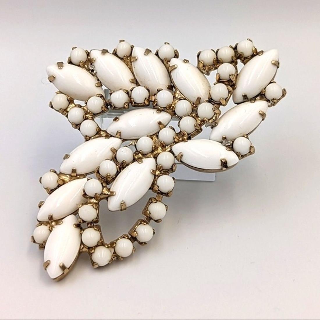 Beautiful Vintage White Milk Glass Cabochons Statement Unsigned Brooch/Pin